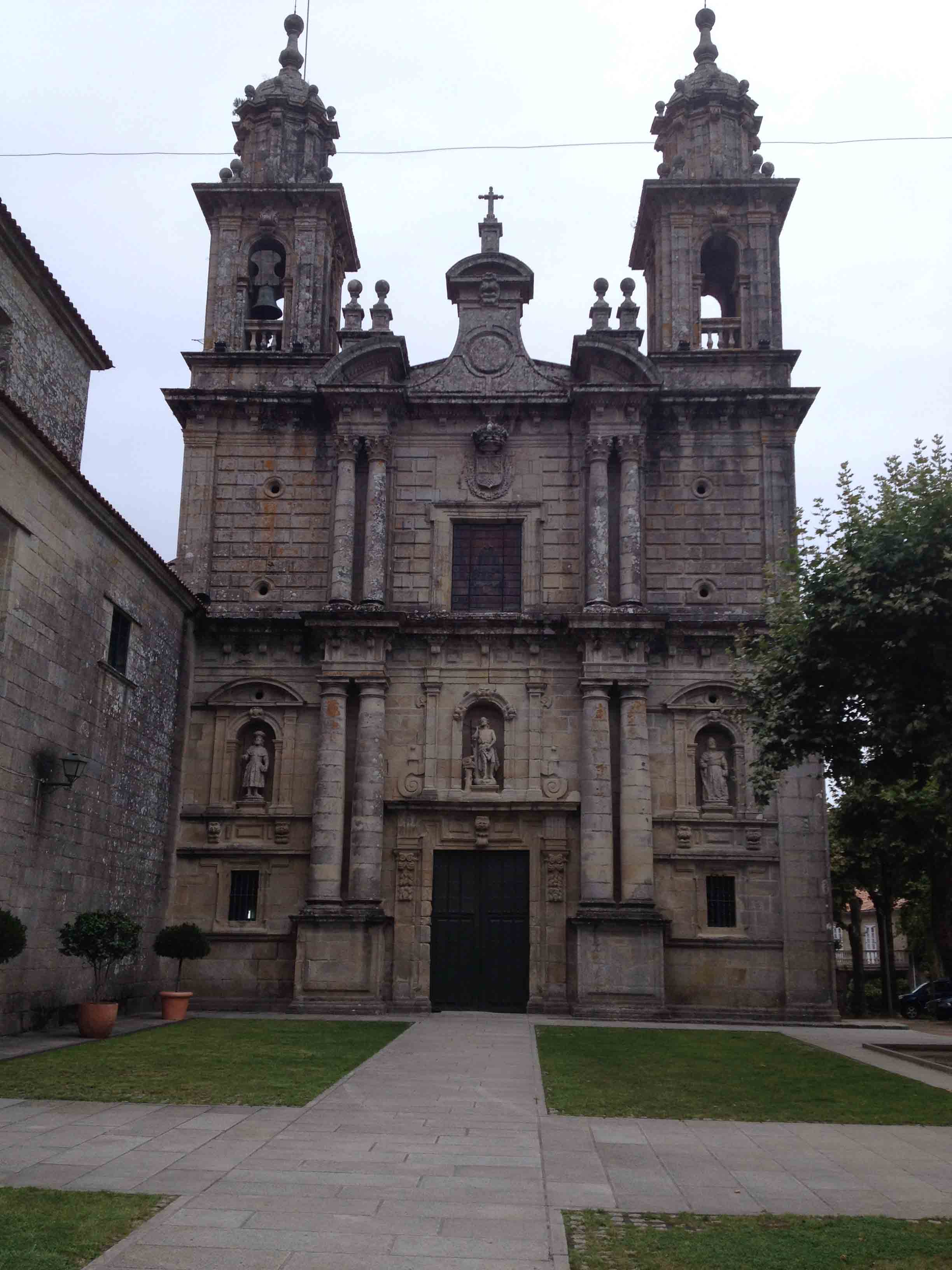 Cinco relojes de sol. El claustro de los relojes de sol del monasterio ...